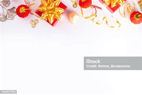 흰색 바탕에 중국 설해 전통 축제 장식이 있는 음력설 인사말 카드 은행나무 황금 나뭇가지 선물 상자 붉은 열매 선물 봉투 동전 중국 등불 금색에 대한 스톡 사진 및 기타