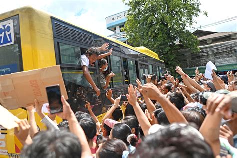 တစ်နှစ်ကျော်အတွင်း လွတ်ငြိမ်းချမ်းသာခွင့်ရရှိသူ ၅၇ ၀၀၀ ကျော်တွင်နိုင်ငံရေးအကျဉ်းသား ရှစ်ရာခိုင်န