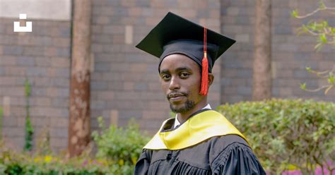 졸업 모자와 가운을 입은 남자 사진 Unsplash의 무료 시탐 카렌 그리스도는 해답 사역 카렌 이미지