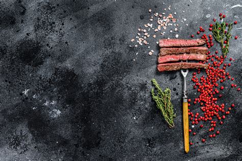 향신료와 함께 슬라이스 갈비 눈 스테이크를 구워 바베큐 쇠고기 검은 색 배경 맨 위 보기입니다 복사 공간 0명에 대한 스톡 사진