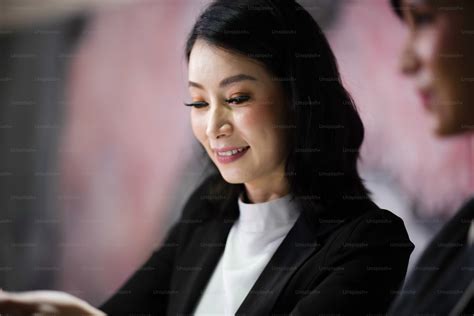 콜센터에서 일하는 헤드셋을 쓴 젊은 친절한 교환원 여성 상담원 사진 Unsplash의 동료 이미지