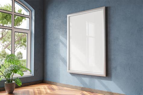 현대적인 파란색 휘발유 색상의 홈 인테리어에 포스터 프레임을 모의 세우고 나무 쪽모이 세공 마루 바닥과 큰 창문 앞에 단일 디자인 의자가 있습니다 3d 그림 0명에 대한