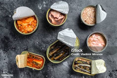 다양한 종류의 생선과 해산물로 통조림캔구색 검은 색 배경 위쪽 보기 캔에 대한 스톡 사진 및 기타 이미지 캔 통조림 식품 홍합 Istock