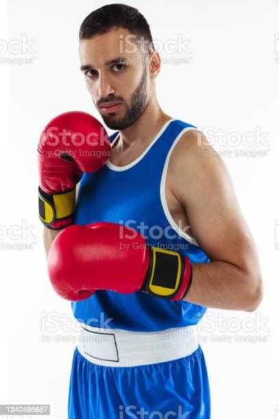 파란색 유니폼과 흰색 배경에 고립 된 빨간 권투 장갑전문 남성 복서의 자른 초상화 20 24세에 대한 스톡 사진 및 기타 이미지