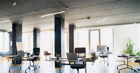 퇴근 후 크고 밝은 빈 현대 사무실 작업 사무실 공간의 내부 사진 Unsplash의 사치 이미지