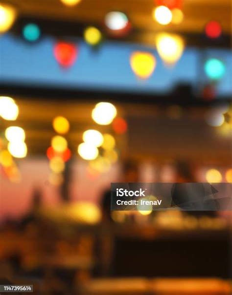 레스토랑 바 또는 화려한 조명 Bokeh와 나이트 클럽에 앉아 사람들의 흐린 배경 레스토랑에 대한 스톡 사진 및 기타 이미지 레스토랑 배경 주제 빗나간 포커스