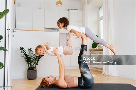 엄마는 집에서 요가 매트에 그녀의 아이들과 함께 체조를하고 가정 생활에 대한 스톡 사진 및 기타 이미지 가정 생활 가정 주방 가정의 방 Istock