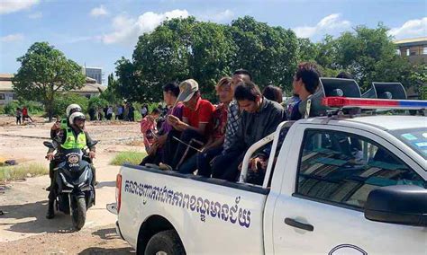 មន្ត្រីខណ្ឌមានជ័យចុះប្រមូលក្រុមមនុស្ស ២៣ នាក់ដេកតាមទីសាធារណៈ