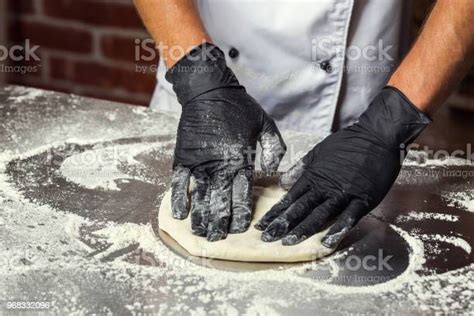 요리사 피자 반죽 만들기입니다 남자 손 준비 빵 제빵과 제과의 개념 가사 집안일에 대한 스톡 사진 및 기타 이미지 가사 집안일 가정 주방 가정의 방 Istock