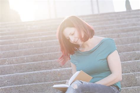 잘생긴 빨강 머리 젊은 여자 돌 계단에 앉아서 책을 읽고 개념 자연에서 휴양입니다 교육에 대한 스톡 사진 및 기타 이미지 교육 이탈리아 지력 Istock