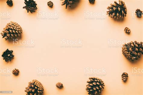 컬러 배경에 최소한의 창조적 인 원뿔 프레임 배열 패턴 플랫 레이 상단 보기 복사 공간이 있는 크리스마스 배경 0명에 대한 스톡