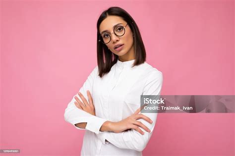 캐주얼 한 옷을 입고 화려한 배경위에 고립 된 세련된 광학 안경을 입고 아름다운 젊은 갈색 머리 여자의 사진 촬영 카메라 갈색 머리에 대한 스톡 사진 및 기타 이미지