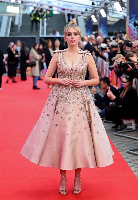 Mỹ Nhân Phim Sex Education Từng Yêu Bạn Diễn Song Tính Quá Khứ Khổ Sở