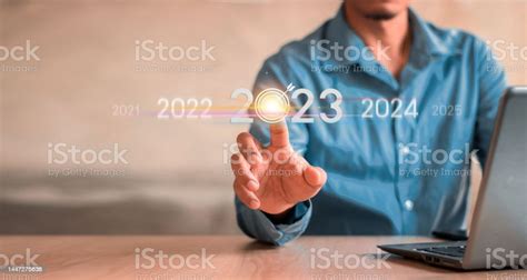 사업가는 2023 년 화살표 Uppositive 지표로 글로우 라이트 데이터 디지털 마케팅 그래프 및 차트를 터치하면 사업가는 장기 투자에 대한 재무 데이터를 계산합니다