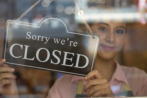 닫기 표지판 아시아 상점 주인은 코로나 바이러스로 인해 폐쇄 및 격리 후 폐쇄 표지판을 돌립니다 문닫음 표시에 대한 스톡 사진 및 기타 이미지 Istock