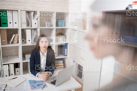 사무실에서 서류와 함께 작동 하는 잠겨있는 젊은 애 널 리스트 2명에 대한 스톡 사진 및 기타 이미지 2명 경영자 기업 비즈니스 Istock