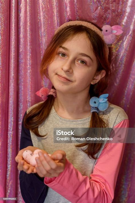 그녀의 손바닥에 메추라기 계란을 들고 갈색 머리를 가진 소녀 그녀의 손에 메추라기 계란을 가진 아기 소녀 10 11세에 대한 스톡 사진 및 기타 이미지 Istock
