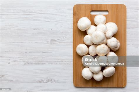 흰색 나무 테이블 평면도에 대나무 보드에 샴 피 뇽 버섯 위에서 공간에 복사 합니다 0명에 대한 스톡 사진 및 기타 이미지 0명 건강한 생활방식 균류 Istock