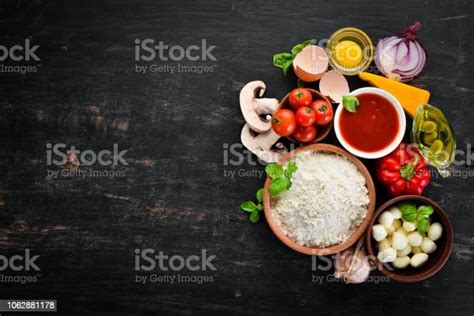 피자를 만들기 위한 재료입니다 에 나무 배경 최고의 볼 수 있습니다 텍스트에 대 한 여유 공간입니다 0명에 대한 스톡 사진 및 기타 이미지 Istock