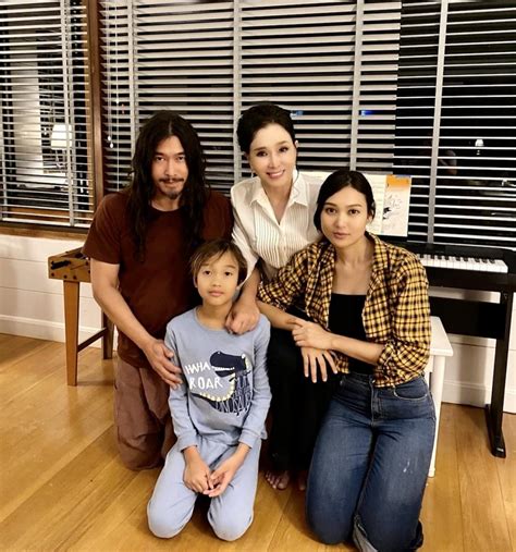 ปุ๊ก อาภัสรา เปิดภาพล่าสุด หม่อมโจ้ ลูกชายคนแรก ใช้ชีวิตเรียบง่าย พาหลานขึ้นรถไฟฟ้า รถเมล์