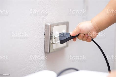 안전 플러그로 덮인 전기 콘센트에 플러그를 삽입하려는 아기의 손 닿음에 대한 스톡 사진 및 기타 이미지 닿음 만짐 보안 Istock