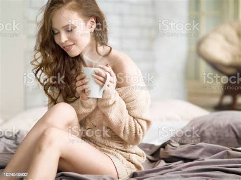 젊은 웃는 음료 향기로운 커피 집에서 이완 하는 여자 아름 다운 여성 피트 근접 촬영 관능에 대한 스톡 사진 및 기타 이미지 관능 담요 러시아 Istock