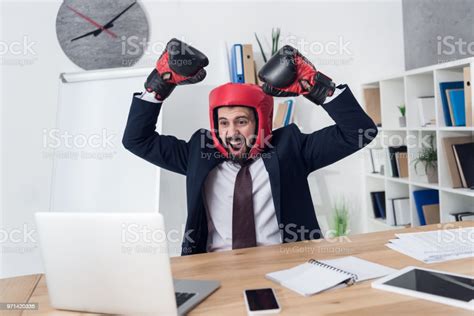 권투 장갑 및 헬멧 사무실에서 직장에서 흥분된 사업가의 초상화 경영자에 대한 스톡 사진 및 기타 이미지 경영자 기업 비즈니스 남성 Istock