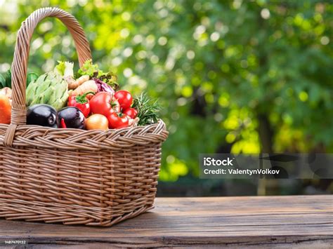 고리 버들 바구니에 신선한 유기농 야채와 허브의 다양 한 배경에 흐릿한 녹색 자연 가지 채소에 대한 스톡 사진 및 기타 이미지 가지 채소 아티초크 감자 요리 Istock