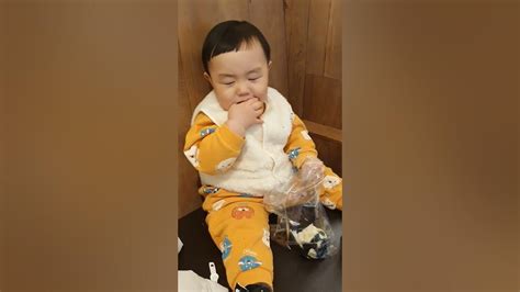 울애기 태어나 처음먹는 먹물치즈빵♡ Youtube