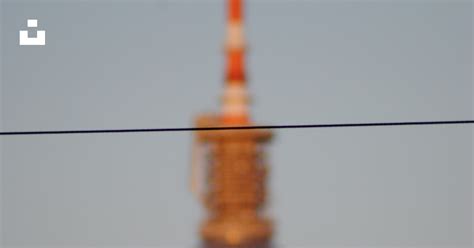 배경에 고층 빌딩이 있는 타워의 모습 사진 Unsplash의 무료 탑 이미지