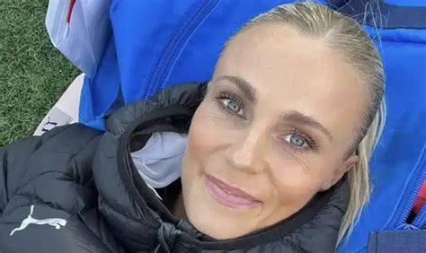 Lotta Harala Poseeraa Rantakivien P Ll Bikinit Yll N Oma Arki Kotona On Mulle