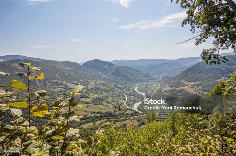 높은 산에서 여름날 강과 마을이있는 산 사이의 계곡까지보기 언덕 산 계곡 강 및 마을을보십시오 카르파티아인 우크라이나 0명에 대한 스톡 사진 및 기타 이미지 Istock