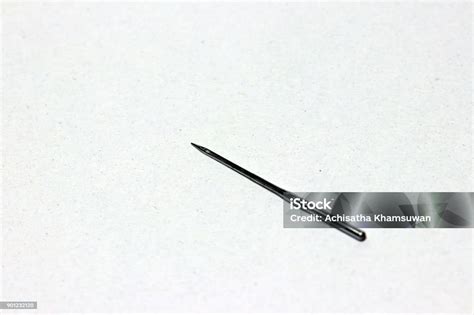 1 금속 산업 봉 제 기계 바늘 흰색 바닥에 넣어 0명에 대한 스톡 사진 및 기타 이미지 0명 가득 찬 강철 Istock