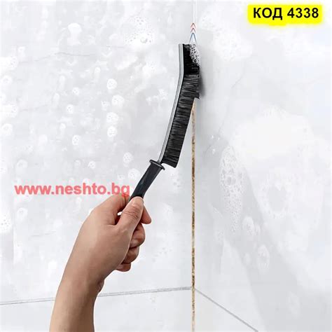 Тънка четка за почистване на ъгли и фуги с твърд косъм