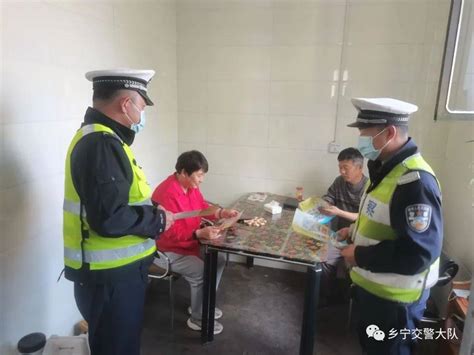 【美丽乡村行】乡宁交警开展进家庭交通安全宣传活动违法辖区居民