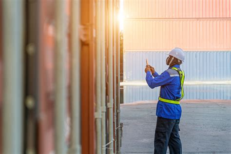 포먼 제어 물류 수출 배경 가져오기에 대 한 화물 화물선에서 컨테이너 상자를 로드 합니다 경제에 대한 스톡 사진 및 기타 이미지 경제 공사장 감독 공학 Istock