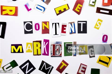 쓰기 텍스트 콘텐츠 마케팅의 개념을 보여주는 단어 복사 공간 흰색 배경에 비즈니스 사례에 대 한 다른 잡지 신문 편지의 만든