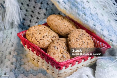 흰색과 파란색 격자 무늬에 빨간색 체크 무늬 바구니 근처 해바라기 씨로 만든 귀리 쿠키 갈색에 대한 스톡 사진 및 기타 이미지 갈색 건강에 좋지 않은 음식 건강하지
