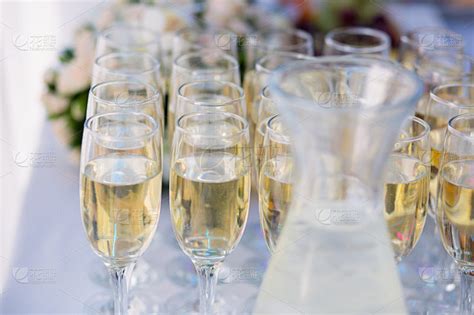 不同的酒精鸡尾酒在活动露天晚会