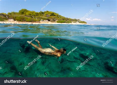 Naked Girl Swimming Diving Naturism Resort Foto Stock 1740220511