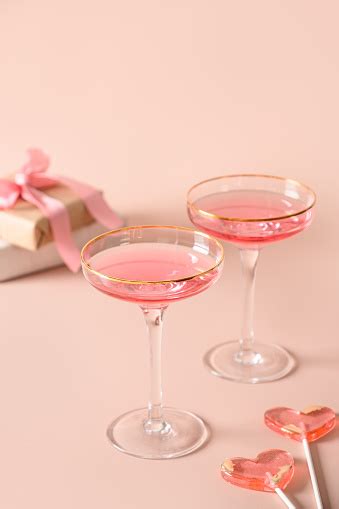 축제 샴페인과 두 개의 분홍색 막대 사탕 발렌타인 데이 인사말 카드 분홍색 배경에 대한 스톡 사진 및 기타 이미지 분홍색 배경 샴페인 와인 와인 Istock