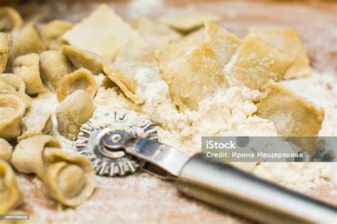 나무 빈티지 나무 보드에 이탈리아어 라비올리 밀가루 뿌리고 라비 올 리 수 제입니다 최고의 볼 수 있습니다 가득 찬에 대한 스톡