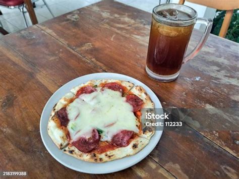 빨간 피망 녹색 피망 파마산 치즈 모짜렐라 치즈 허브 샹핑곤 버섯 페퍼로니를 곁들인 맛있는 이탈리아노 피자 유리에 얼린 재스민 차 음식과 음료 메뉴 0명에 대한 스톡 사진