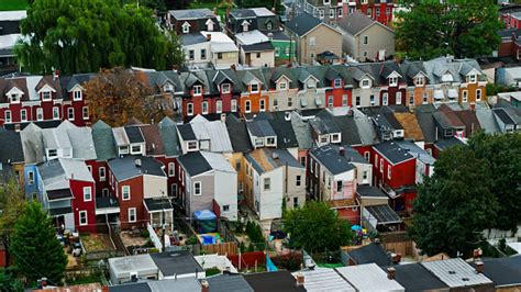 독서에서 행 집의 거리의 높은 각도 무인 항공기 샷 펜실바니아 가을에 대한 스톡 사진 및 기타 이미지 가을 건물 외관