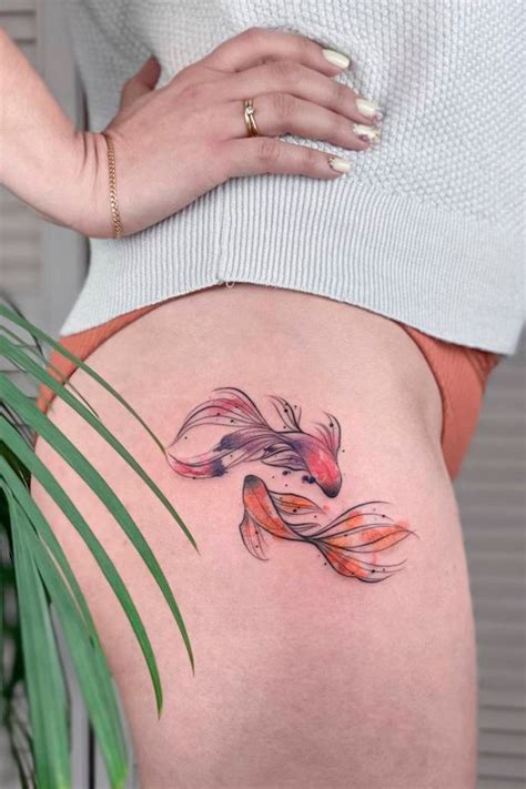 Татуировка золотые рыбки в стиле акварель на бедре Эскизы тату с русалками Тату на бедре