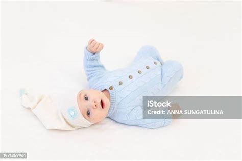 잠자는 모자를 쓰고 침대에 누워 있는 아기 어린이를위한 섬유 및 침구 아기의 아침 1개월에 대한 스톡 사진 및 기타 이미지