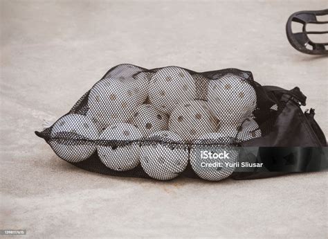 가방에 플로어 볼 공 봄에 야외에서 놀고있는 아이들 플로어 하키 선수 골키퍼가 공과 막대기로 달리고 있습니다 플로어볼에 대한 스톡 사진 및 기타 이미지 Istock