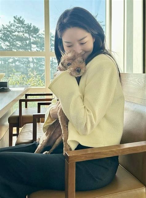 패션엔 류이서 완연한 봄날의 하객패션 트위드 재킷으로 뽐낸 단아한 팬츠 슈트룩