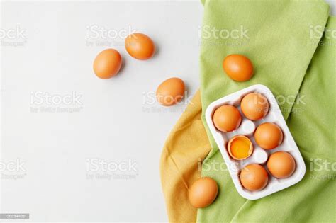 계란 밝은 배경에 소박한 스타일의 수건 유기농 성분 건강 식품 라이프 스타일 컨셉 부활절 배경입니다 플랫 레이 복사 공간 개념에 대한 스톡 사진 및 기타 이미지 Istock