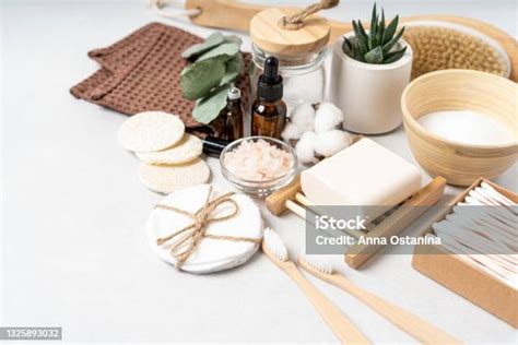 천연 욕실과 홈 스파 도구 제로 폐기물 지속 가능한 라이프 스타일 개념 대나무 칫솔 천연 비누 바 면 패드 화이트 백그라운드에서 재사용 가능한 병에 수제 Diy 뷰티 제품